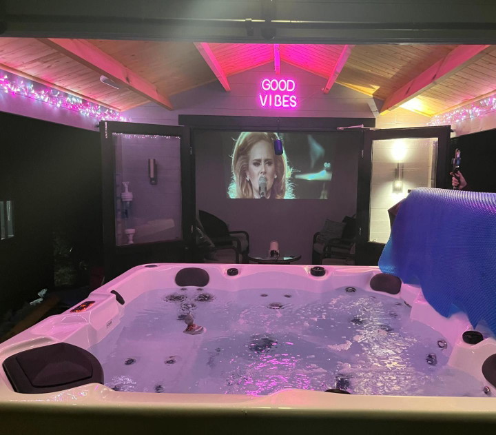 Sunset Retreat Hot Tub & Outdoor Cinema Cabin & Sunset Views - Northern Ireland