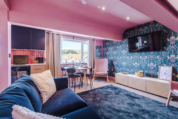 Skyline Two-bed Retreat And Free Parking - Llandudno