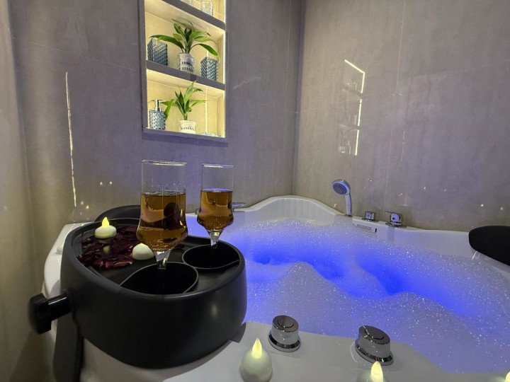 Greek Apartment With Terrace, Skyline & Jacuzzi شقة بتراس يوناني إطلالة أبراج وجاكوزي - Riyadh