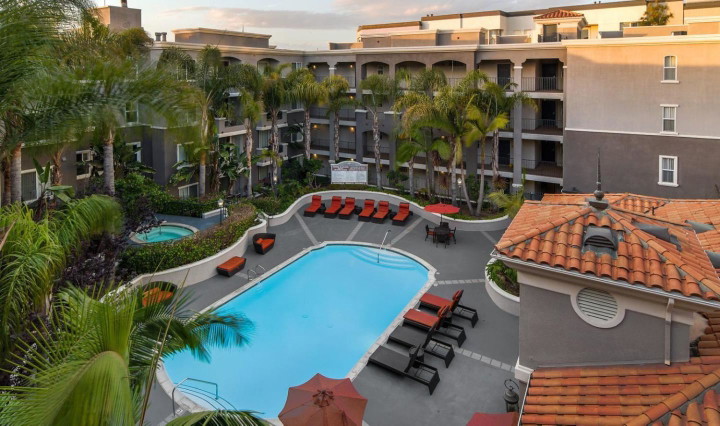 Luxury Coastal 1 & 2 Bedroom Retreat Near Venice With Pool & Cinema Room - Venice Beach, CA