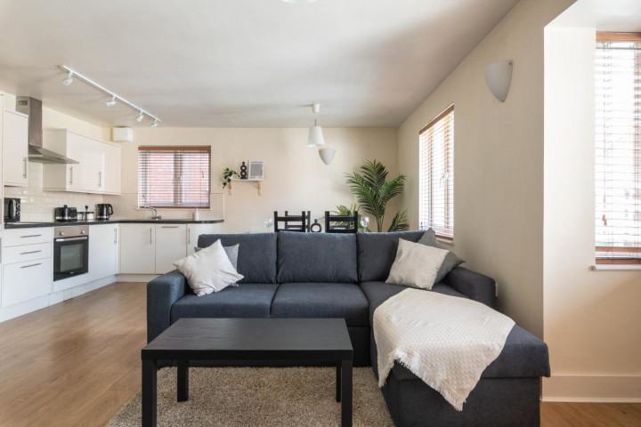Spacious 2br Flat - 2 Free Parking Spaces - Near Lgw Airport - Crawley