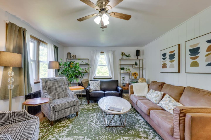 Charming Gardiner Home W/ Yard & Sunroom - Gardiner, NY