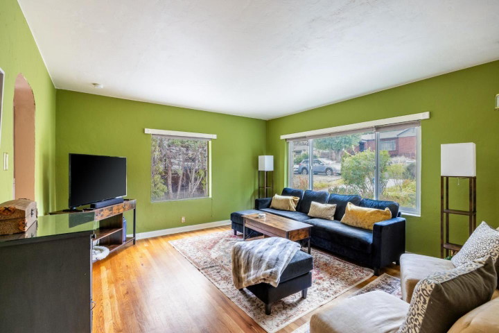 Cozy 2br Home Near Unr With Large Deck & Parking - Reno
