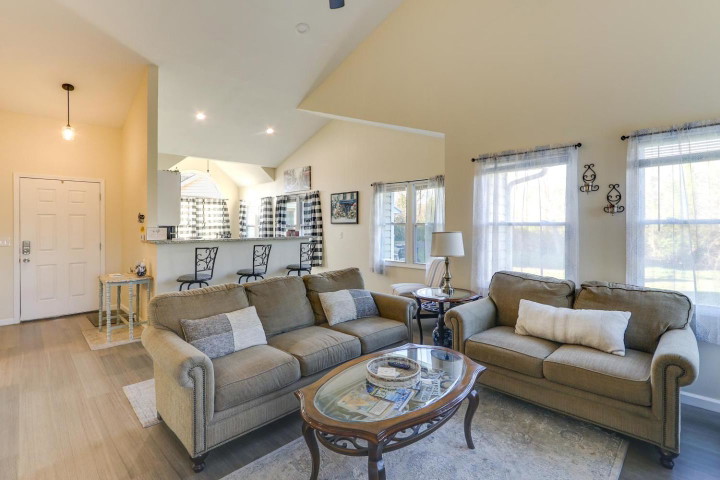 Wichita Townhome W/ Patio: 9 Mi To Downtown! - Wichita, KS