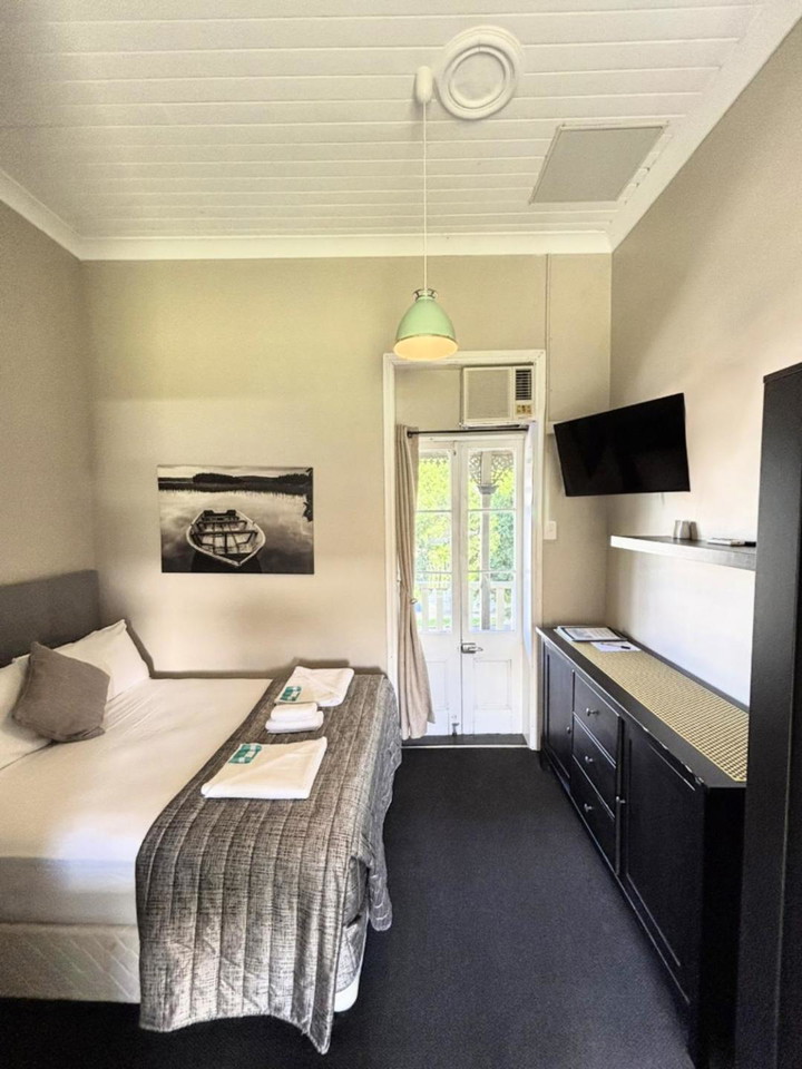 Grand Hotel Mount Morgan - Australia