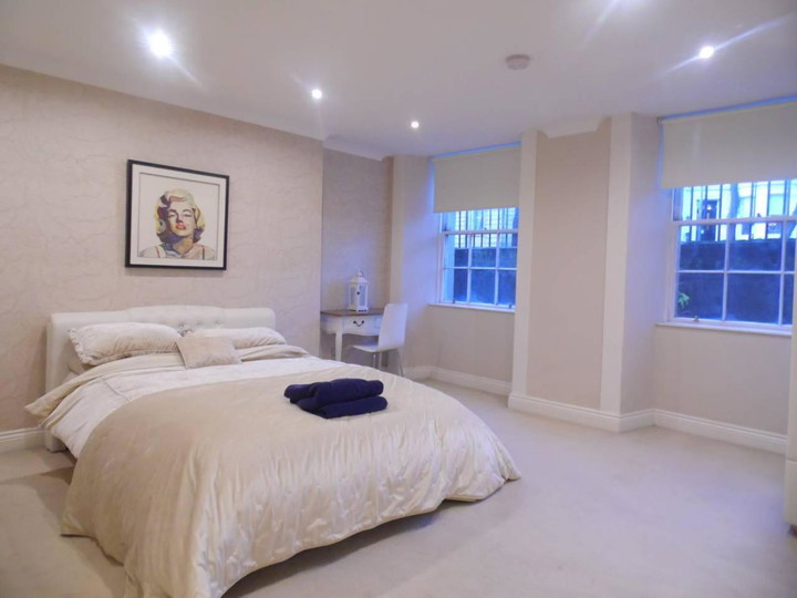 West End -Stunning, 2 Bedroom, Main Door Flat With Private Parking - Glasgow