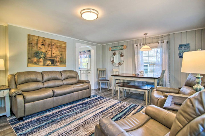 Walk To Swift's Beach! Classic Cottage W/ Deck - Massachusetts