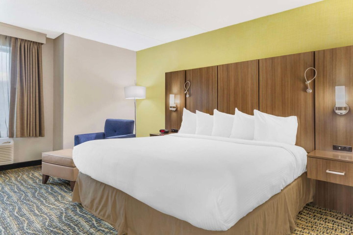 Best Western Plus New Englander - Lexington