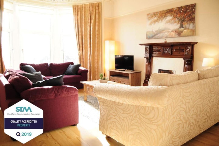 A Spacious Flat With Character - Private Car Space - Glasgow