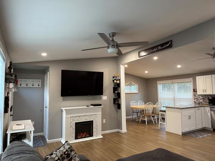 Stylish 3 Br Entire Home Neartown & Beach With Pool Table & King Bed - Medford, NY