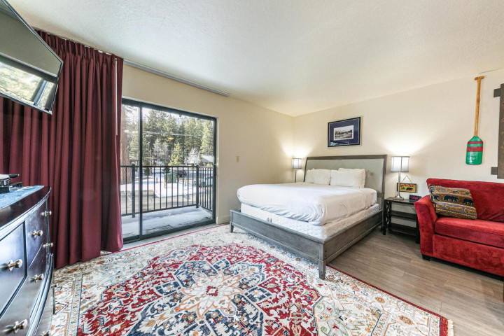 Charming King Studio Deluxe W/balcony #233 At Donner Lake Village - Truckee, CA