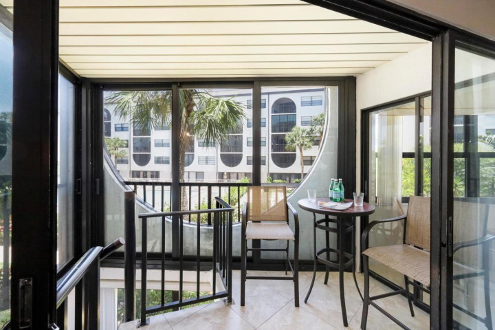 Cabana-style Waterfront Condo Steps To Olde Marco - マルコ・アイランド, FL