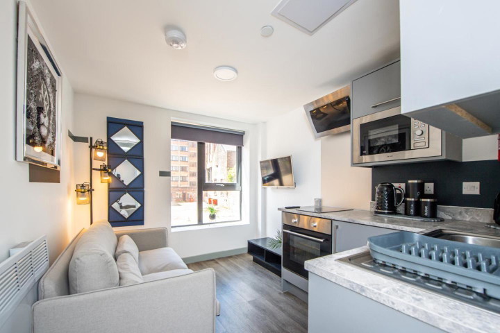 One Bedroom Apartment Sleeps 4 With Walkout Area - Liverpool