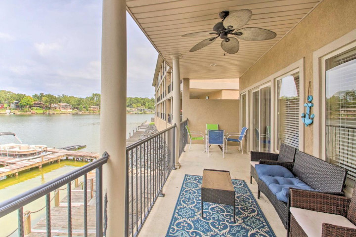 Balcony & Boat Slip: Lakefront Unit In Hot Springs - Hot Springs, AR