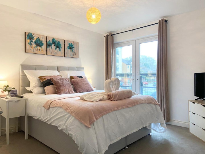 Best Price! Large Spacious 2 Bed Apartment - King Size Or Single Beds, Sofabeds, Smart Tvs, Free Parking, Sleeps Up To 7 Guests - Southampton, UK