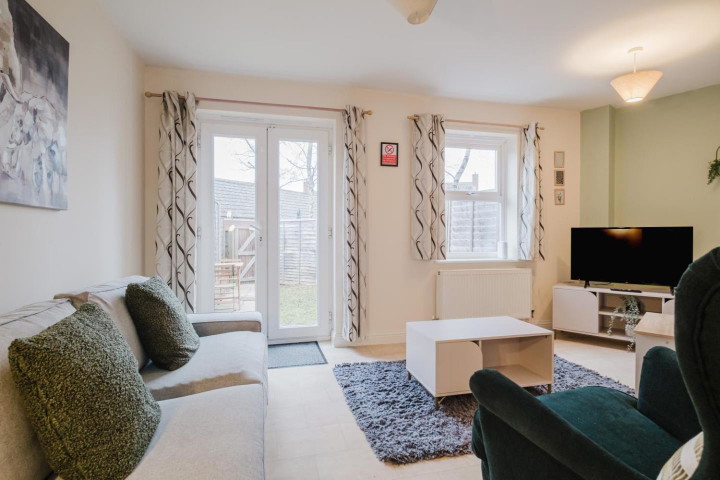 Spacious 4 Bed House With 3 Bathrooms & Parking - Bedford, Royaume-Uni