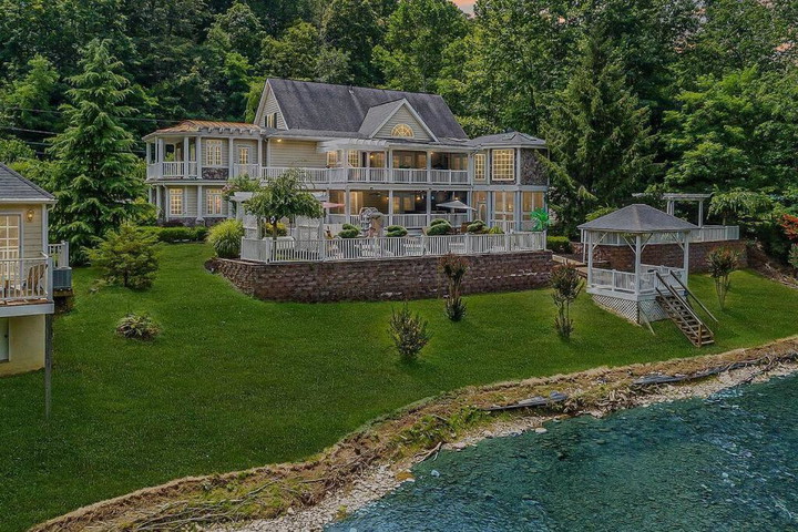 Jackson River Estate Main House Pool, Riverfront, Sleeps 15 - Covington, VA