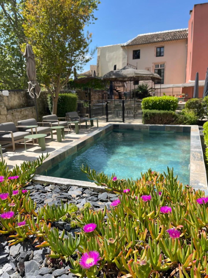 Le Victoria Boutique Hôtel - Charme Au Coeur Du Village Historique - Accueil Vélo - Séminaire - Bar Lounge - Piscine - Saint-Paul-Trois-Châteaux