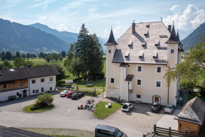 Schloss Saalhof- Schlossflair, Wellnessauszeit, Bauernhofleben, Familienzeit Im Historischen Apartment Zentral Zwischen Zell Am See Und Saalbach-hinterglemm - Saalfelden