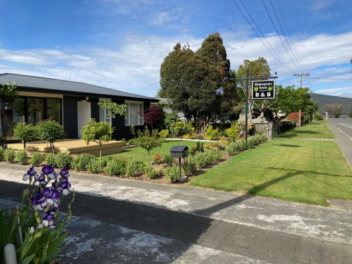 Shakespeare House - Te Anau
