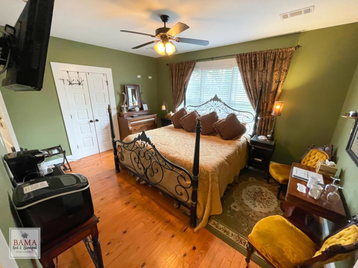 Bama Bed And Breakfast - Tusk Suite - Tuscaloosa, AL