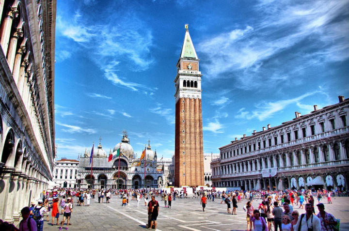 Raggio Di Sole Dietro Piazza San Marco - Venice