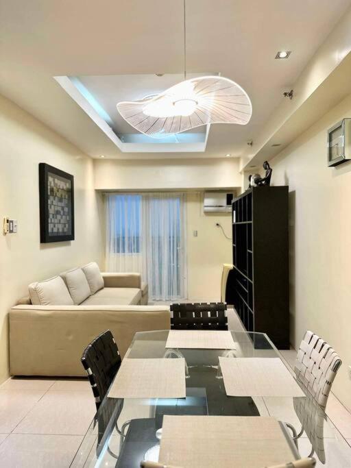 1bdrm Condo At Makati W Balcony View Of Mnla Bay - Metro Manila