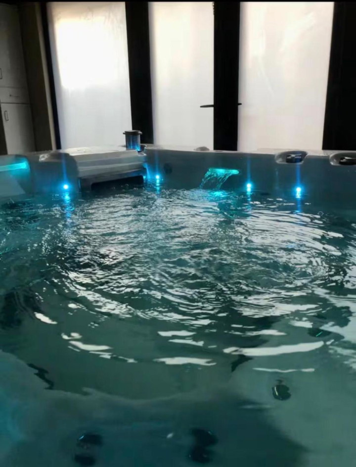 Private Hydro Spa Pool, Dbl Bedrm & Bathrm - Other Areas Part Private Shared Lived-in Home - Bolton