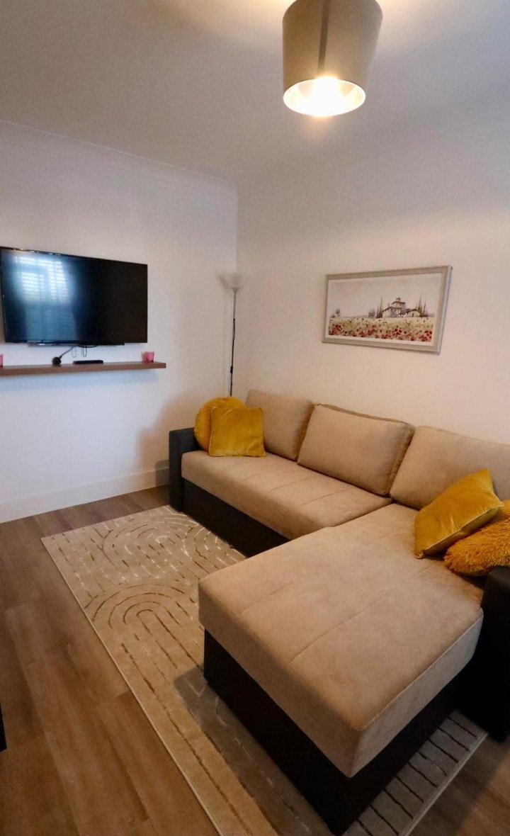 Spacious 3 Bedroom Home Watford Junction - Watford