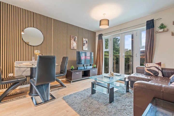 Opk Stays - Cozy 2-bed 2 Bath City Centre Flat, Free Parking, Sleeps 4, Near Pool Meadow Coach Station - Coventry