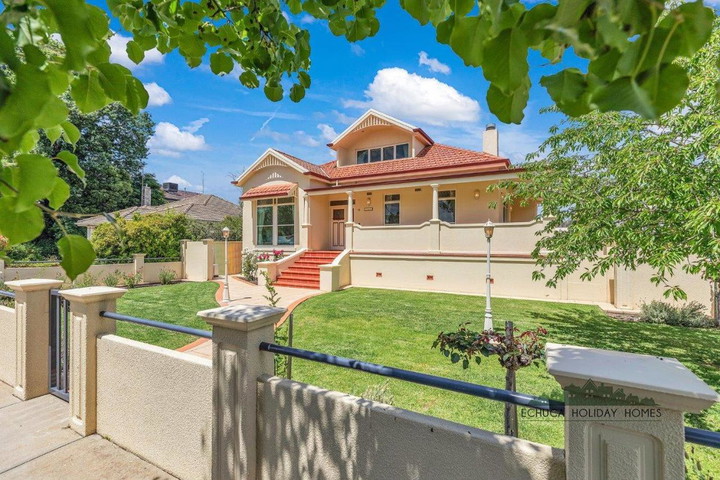 Llewoh On Crofton - Echuca Holiday Homes - Moama