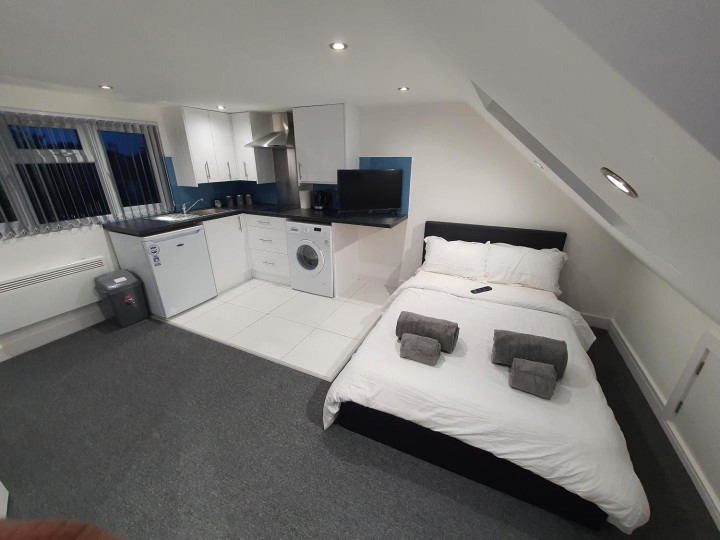 New Self Contained Flat,in Hayes, Free Parking - Brentford