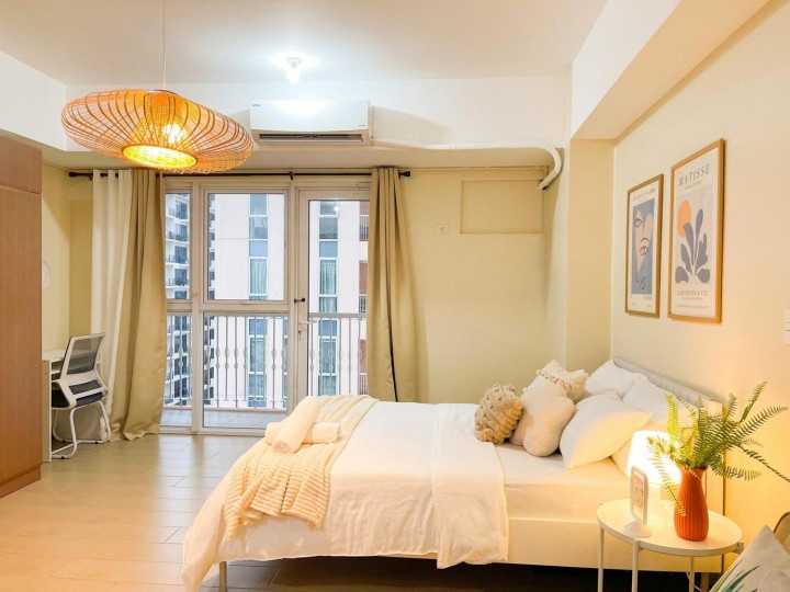 Luxurious Condo Beside Venice Mall #Vlrtd20e - Taytay