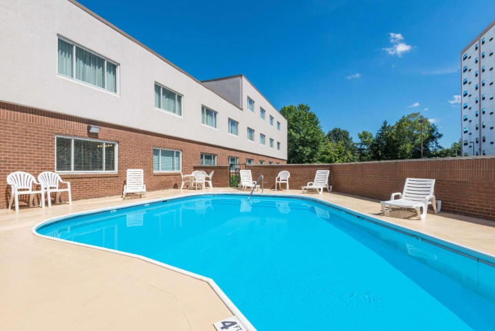 Ramada By Wyndham Paintsville Hotel & Conference Center - Kentucky