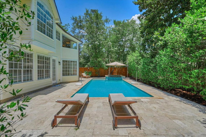 Woodlands Contemporary 4br3bath With Heated Pool And Spa - The Woodlands, TX