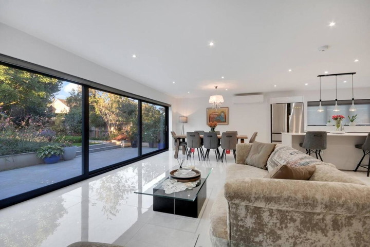 Sensational 4b4b Ultra Modern Family Home +Parking - Brentwood