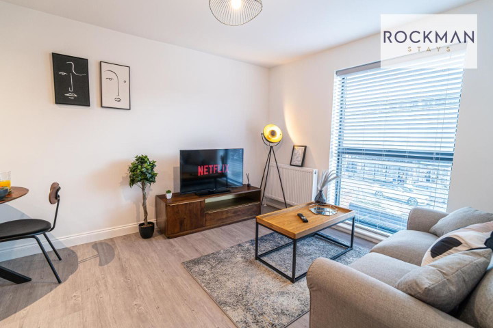 Royal Oak - 2 Bedroom Apartment With 2 Bathroom In Central Brentwood - By Rockman Residences - Brentwood