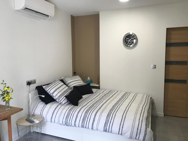 Studette De 17m2 Avec Parking Privé Gratuit Climatisation Et Petite Cuisine - Menton