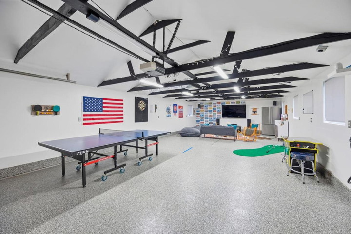 Spacious Pet Friendly Home With Game Room Sleeps 12 - Royal Oak, MI