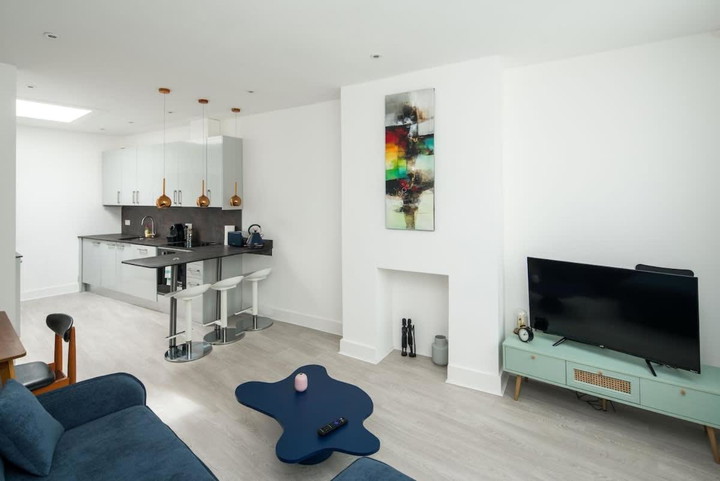 1 Bedroom Flat In Barons Court - Surbiton