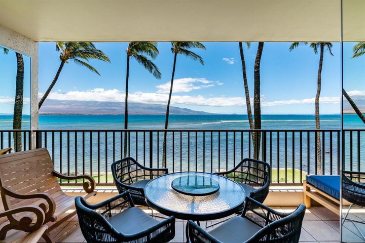 Oceanfront Abode Remodeled In 2021 Sleeps 6 - Maui, HI