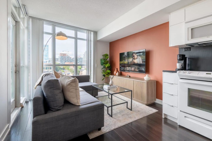 Sleek 1br Den City Place Oasis W Balcony & Tv - Toronto, ON