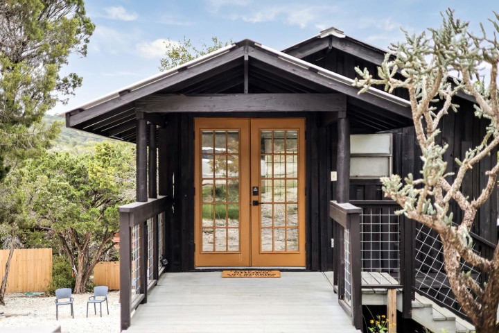 Outstanding Modern Cabin With Spectacular Outdoor And Indoor Areas In Texas - Lake Travis, TX
