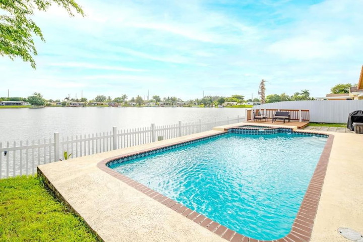 Stunning Lake-front Villa With Pool & Spa - Miramar, FL