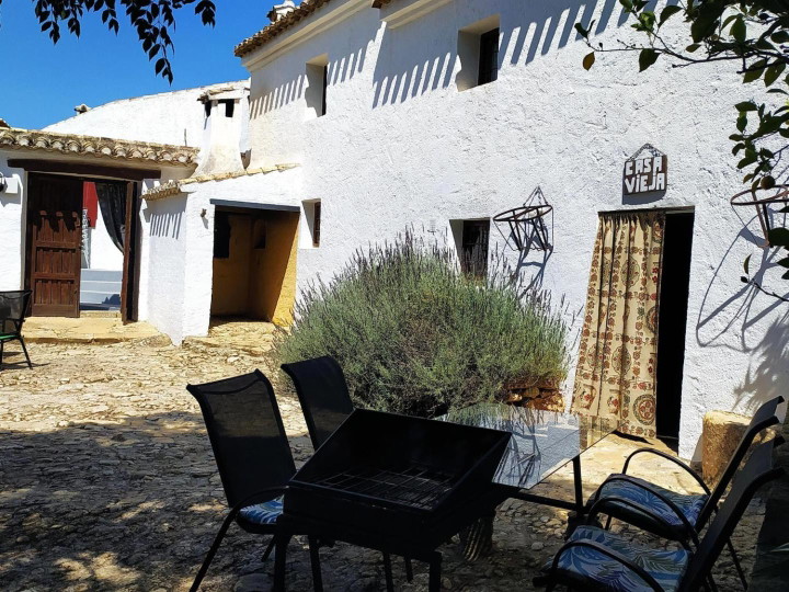Charming Farmhouse Retreat - Spain