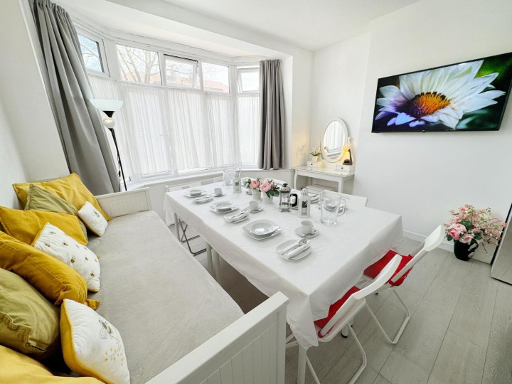 Luxurious House Near Excel- Air Conditioning, 9 Beds, 2 Baths, Garden, Fast Wifi - 브롬리