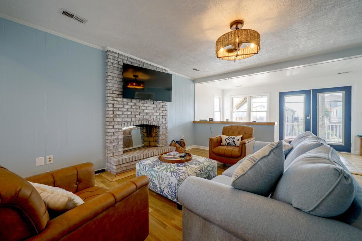 Salty Chateau Home W/ Ocean Views, Surf City - Surf City, NC