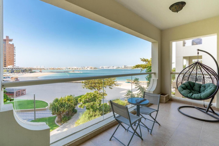 Welcoming 1 Bedroom Palm Jumeirah With Sea View - Dubai