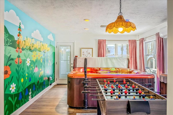 Poconos Summit Stay Indoor Hot Tub Sauna & Games - Newton, MA