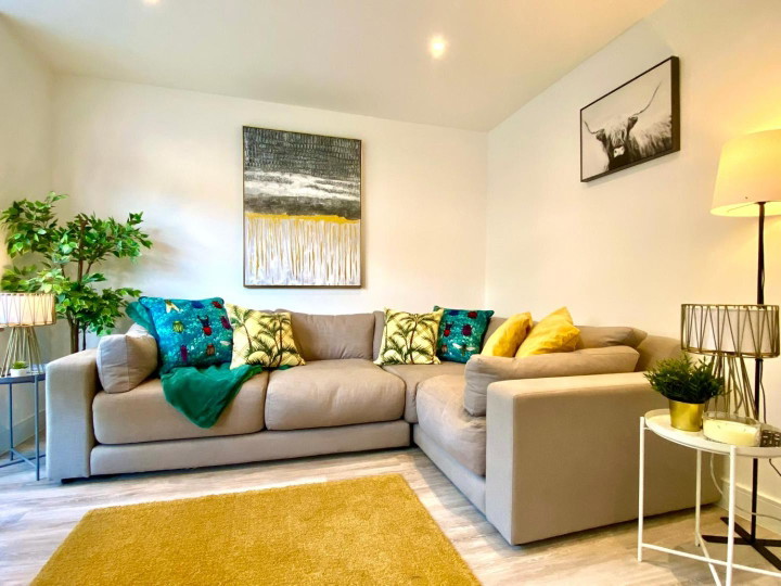 Brand New 2022 Beautiful & Stylish 2 Bedroom Apartment! - 5 Minute Walk To The Best Beach! - Great Location - Free Parking - Fast Wifi - Smart Tv - Sleeps Up To 4! Close To Bournemouth & Poole Town Centre & Sandbanks - Bournemouth